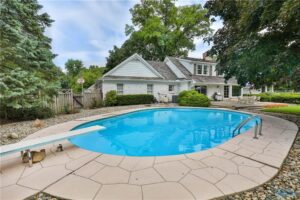 How to Install Brick Edging Around a Patio - Building Bluebird