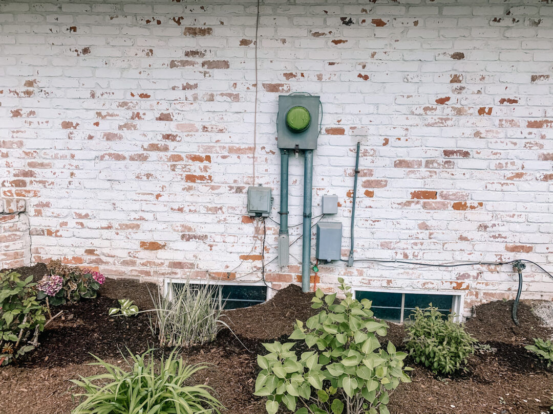 How to Paint an Ugly Electric Meter Box | DIY - Building Bluebird