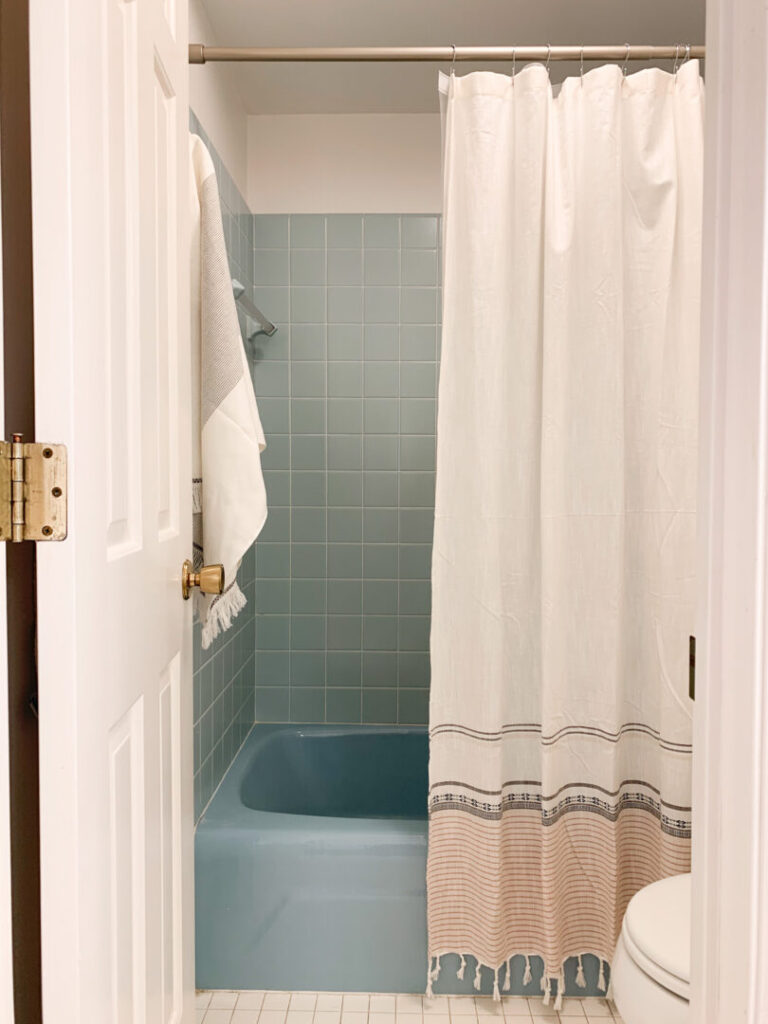 16 Affordable Retro Bathroom Ideas for a Timeless Look - Building Bluebird