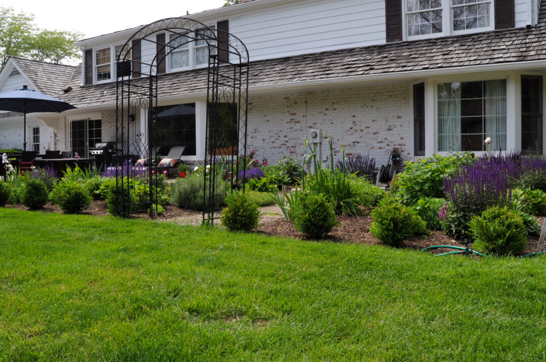 How to Upcycle an Old, Metal Garden Arbor | DIY - Building Bluebird