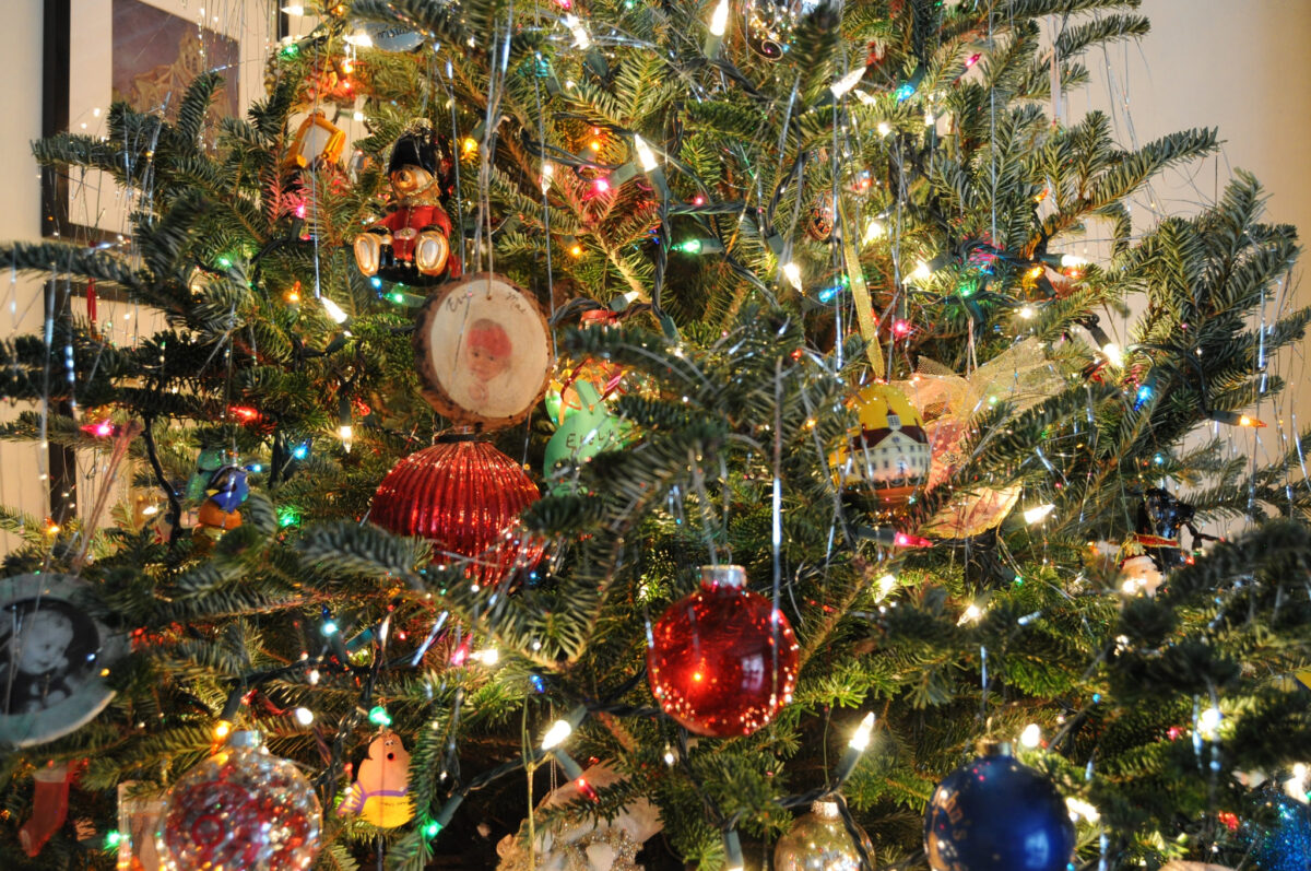 How to Create a Nostalgic Christmas Tree Your Family Will Love ...